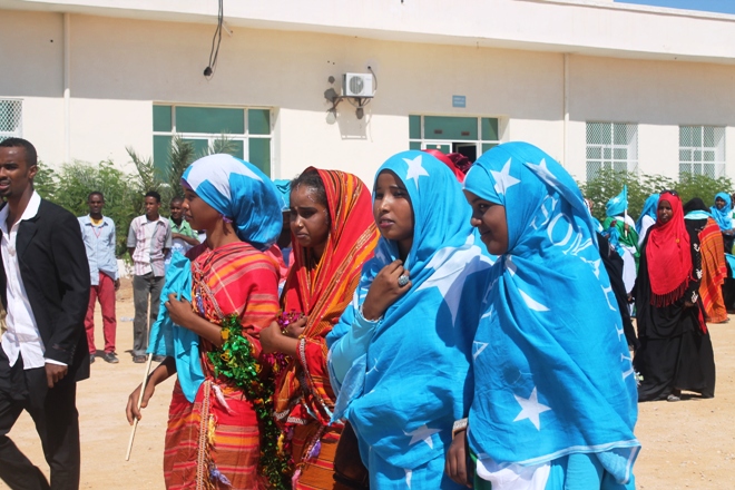 Wararka Maanta: Axad, Dec 8 , 2013-Musharrax Cali Cabdi Awaare oo si ...