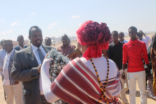 Wararka Maanta: Axad, Dec 8 , 2013-Musharrax Cali Cabdi Awaare oo si ...