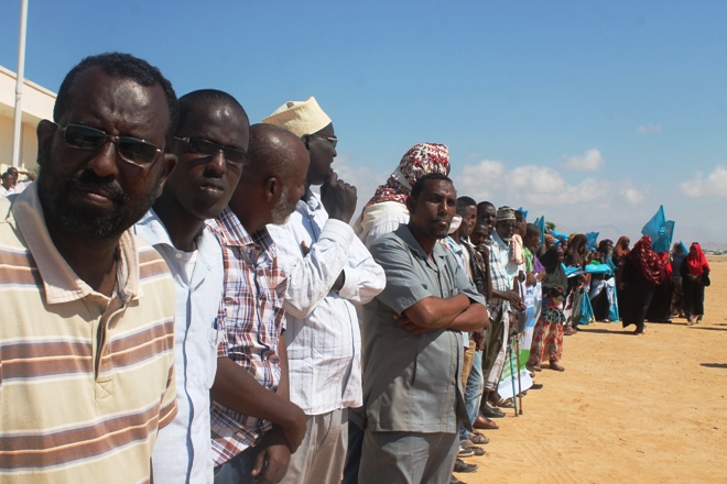 Wararka Maanta: Axad, Dec 8 , 2013-Musharrax Cali Cabdi Awaare oo si ...